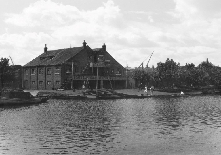 The Radleys of the Lea – Hear The Boat Sing