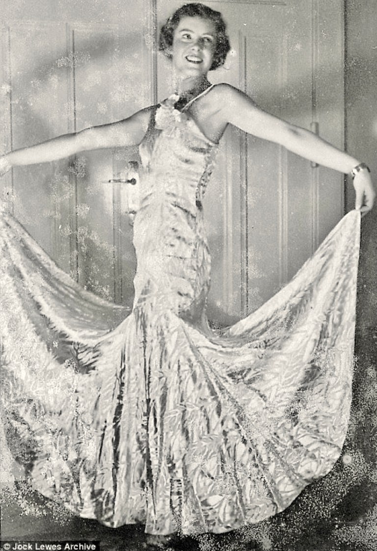 Jock Lewes: From Tideway to Tobruk – Part I – Hear The Boat Sing